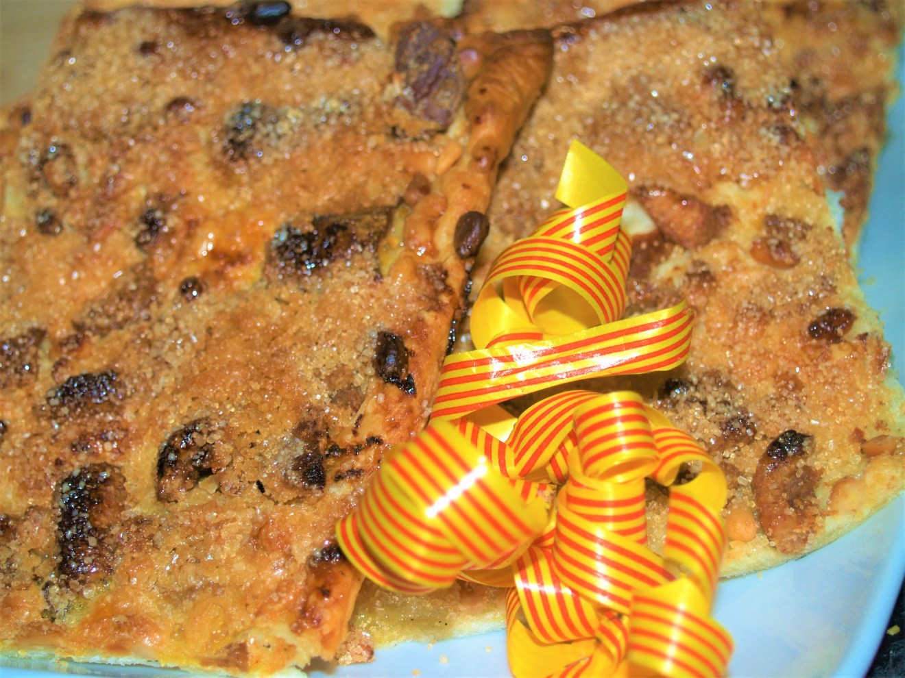 Fougasse catalane aux gratons et pignons – La Gazette Catalane.com